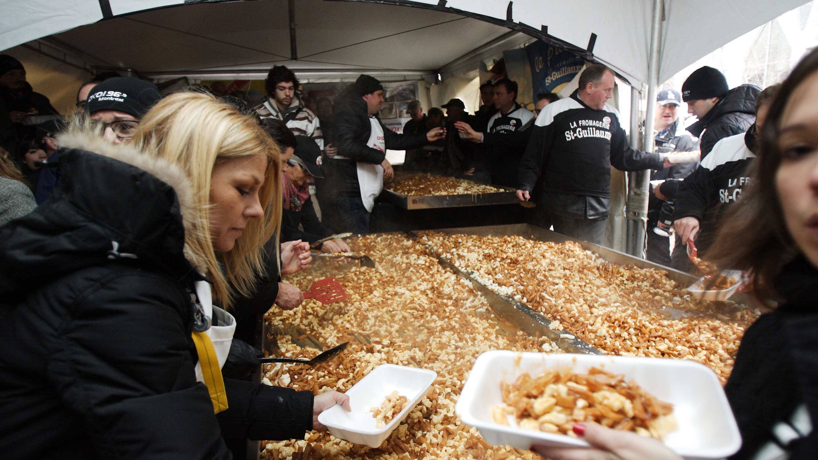 La plus grosse poutine au monde partagée à Montréal