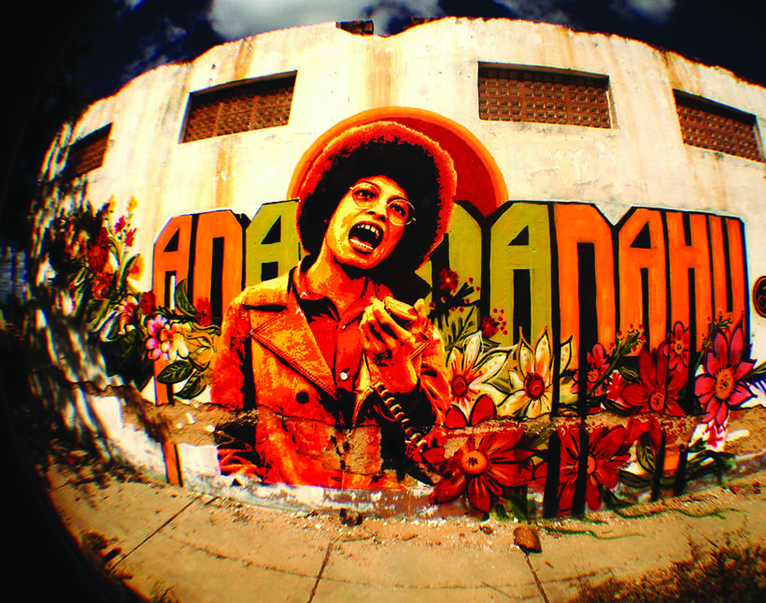 Deux femmes qui parlent aux murs