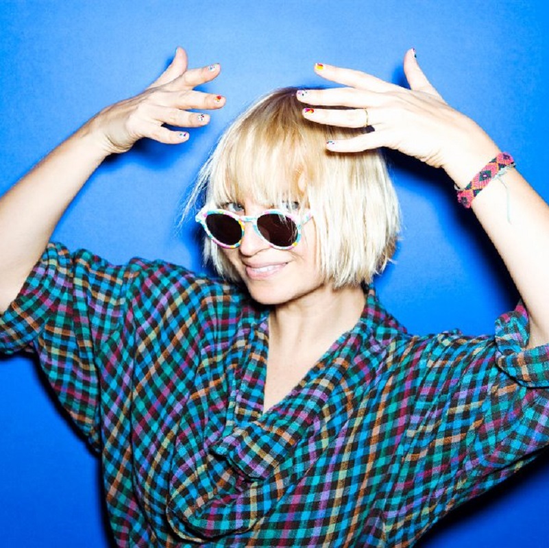 Sia retrouve sa couronne pop avec You're Never Fully Dressed Without a ...
