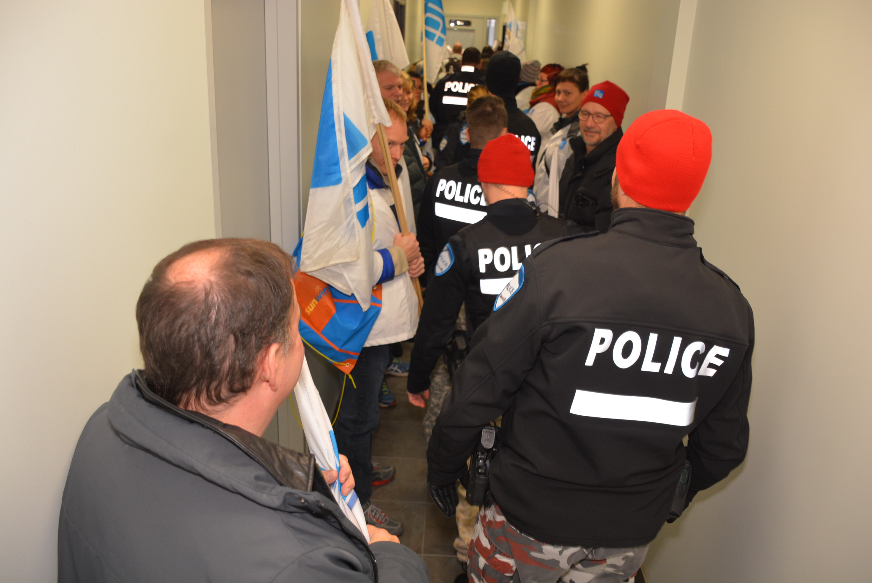 La FIQ manifeste devant le bureau de Jacques Daoust