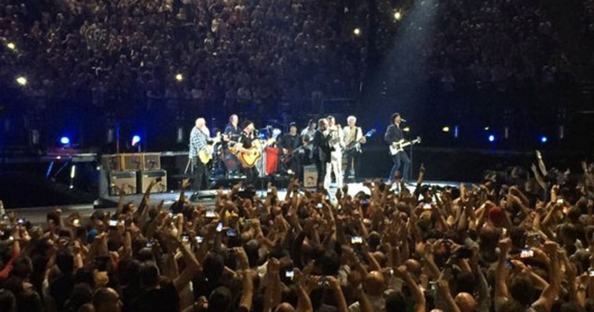 U2 invite le groupe Eagles of Death Metal sur scène à Paris