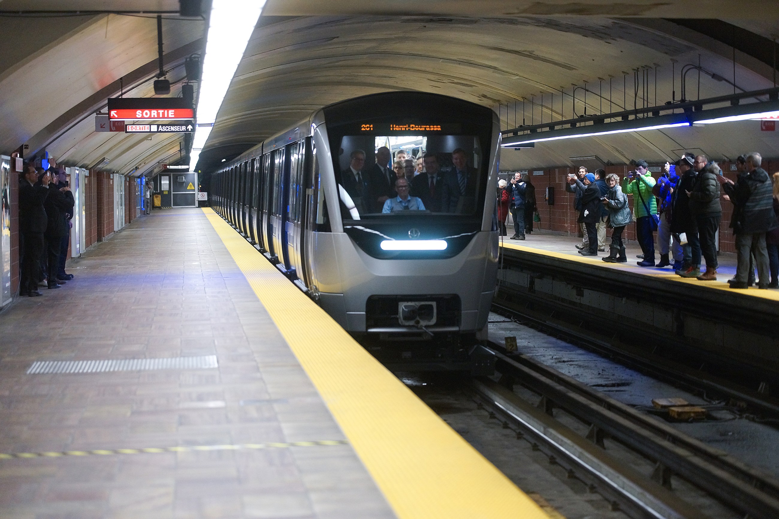 Des premiers passagers dans le train Azur