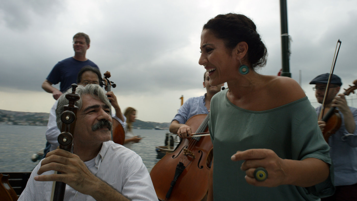 Musique rassembleuse de The Music of Strangers