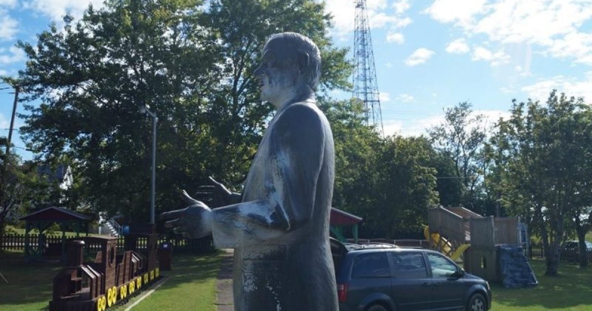 La statue de René Lévesque est vandalisée