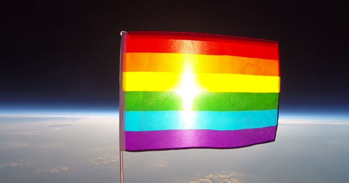 Le drapeau de la fierté gaie envoyé dans l'espace pour la première fois