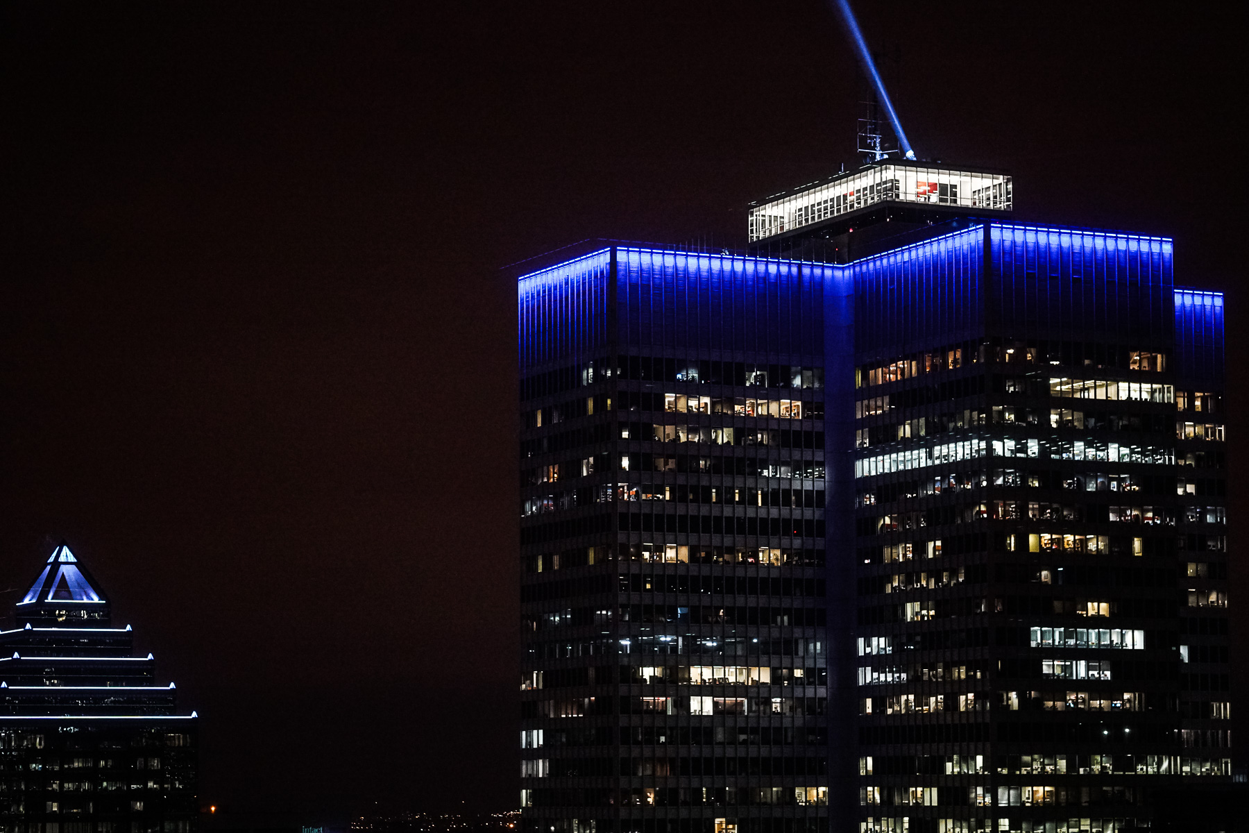La Place Ville-Marie illuminée pour le 375e de Montréal