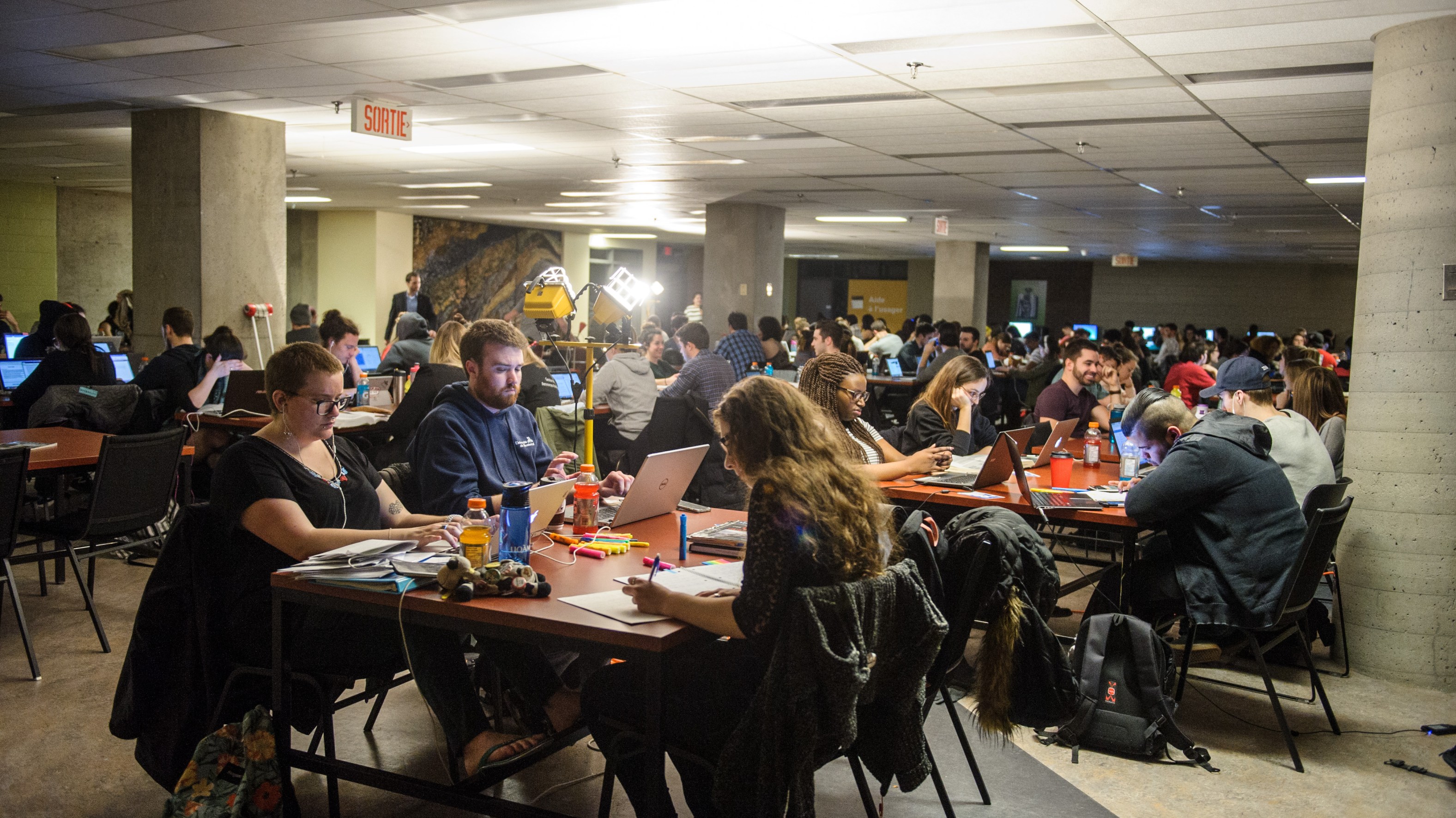 Des étudiants de l'UQAM occupent la bibliothèque centrale