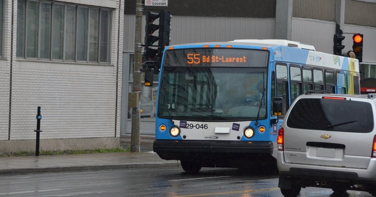 L’autobus 55 rejoint la station Henri-Bourassa