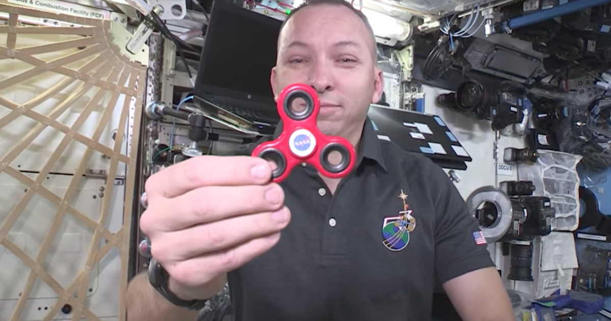 [VIDÉO] Les astronautes de la NASA apportent un «fidget spinner» en orbite