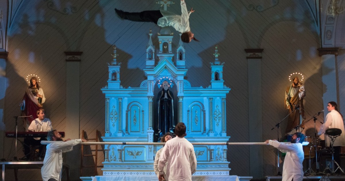 Apprendre le mot «tabarnak» au monde