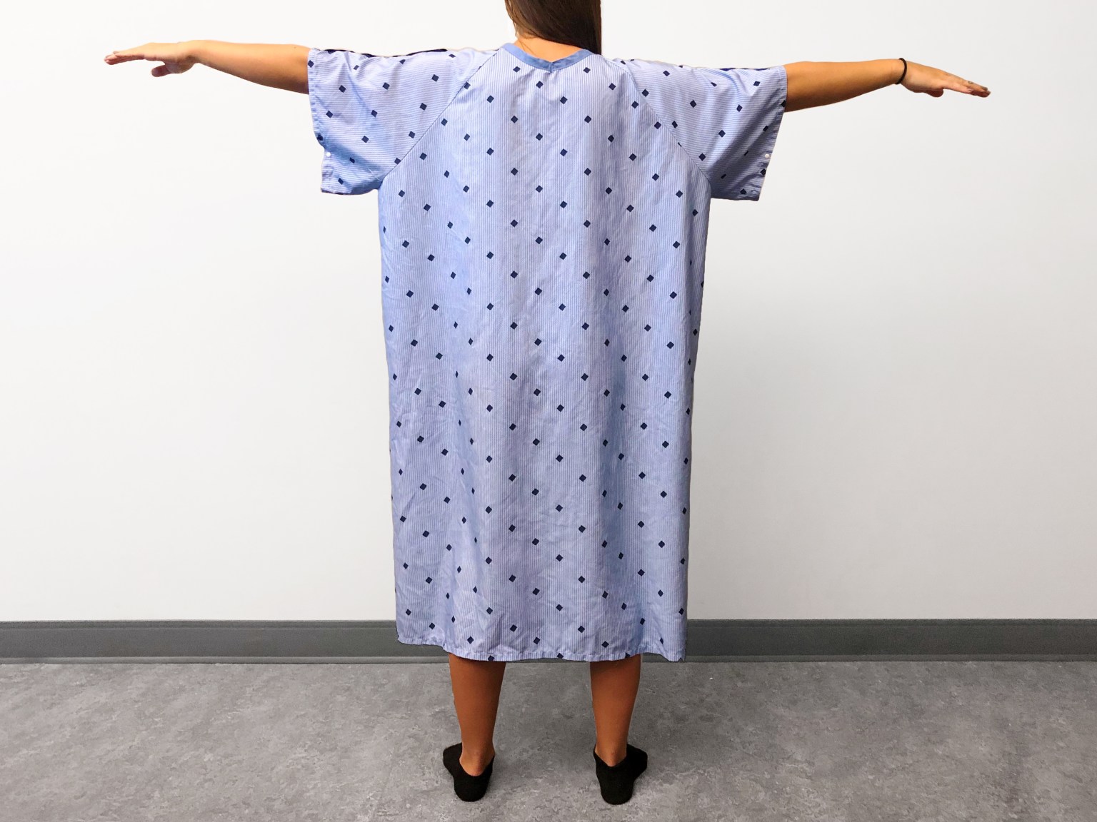 Enfin, une jaquette d’hôpital qui couvre les fesses des patients!