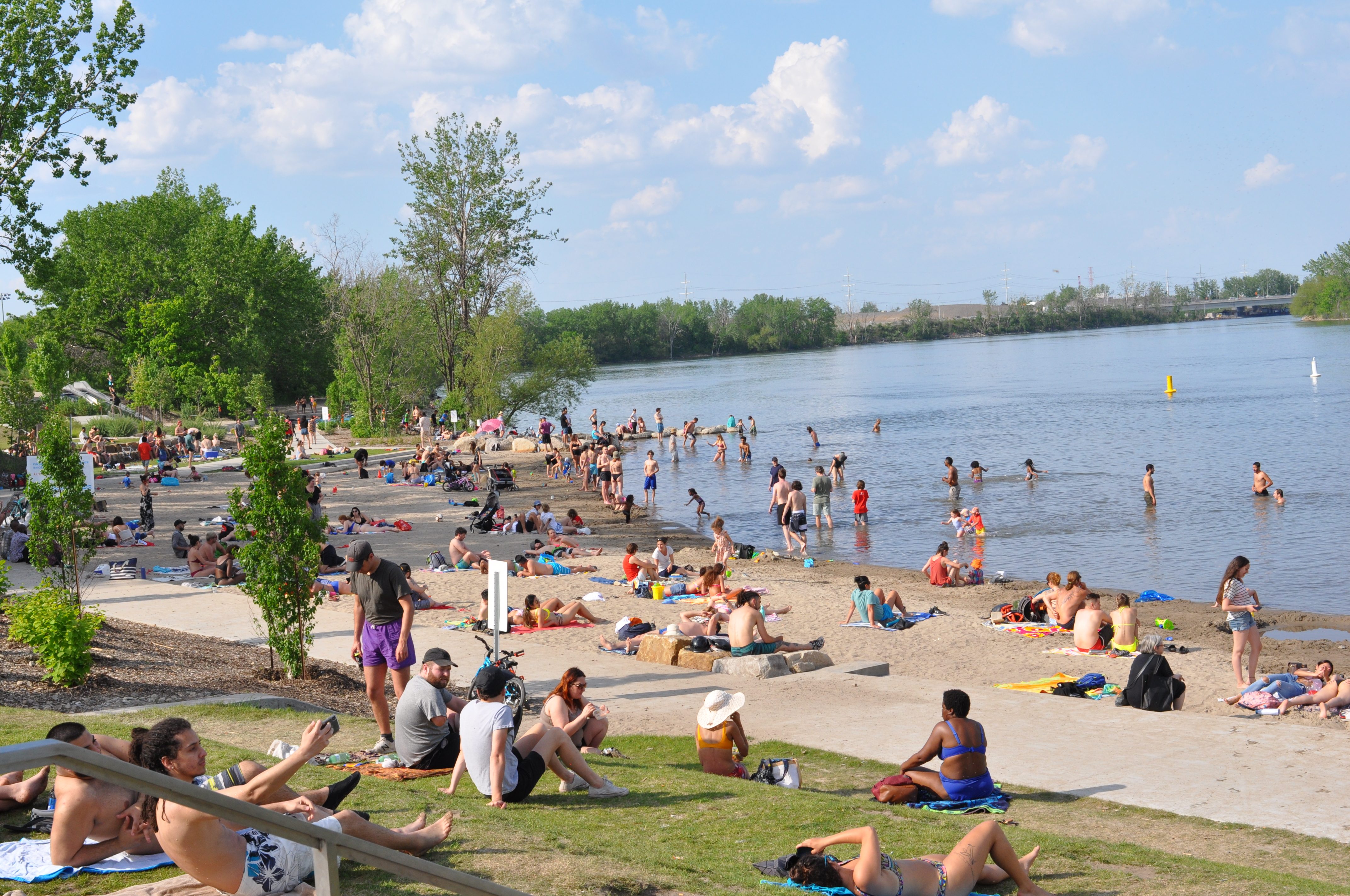 Attroupements à la plage de Verdun
