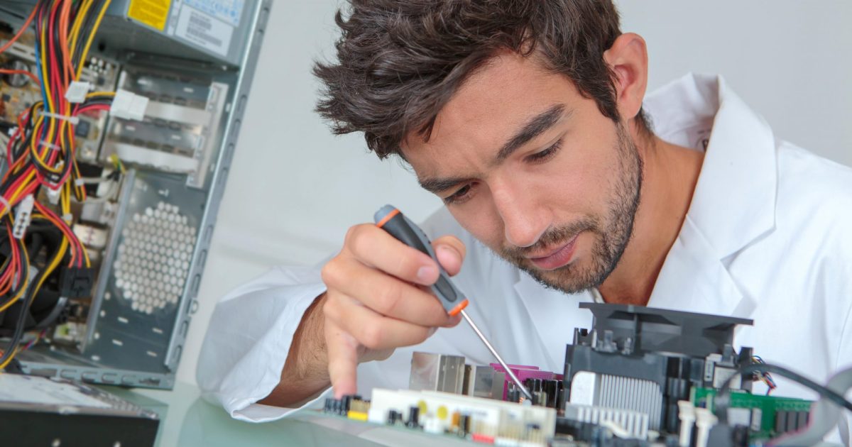 Électromécanicien: le professionnel qui fait tout