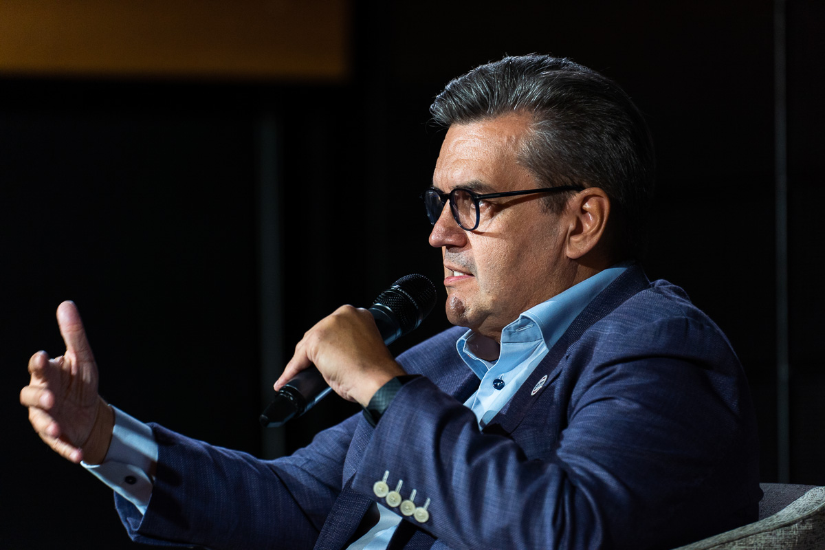 Denis Coderre dévoile ses revenus 2020 et une liste partielle de clients