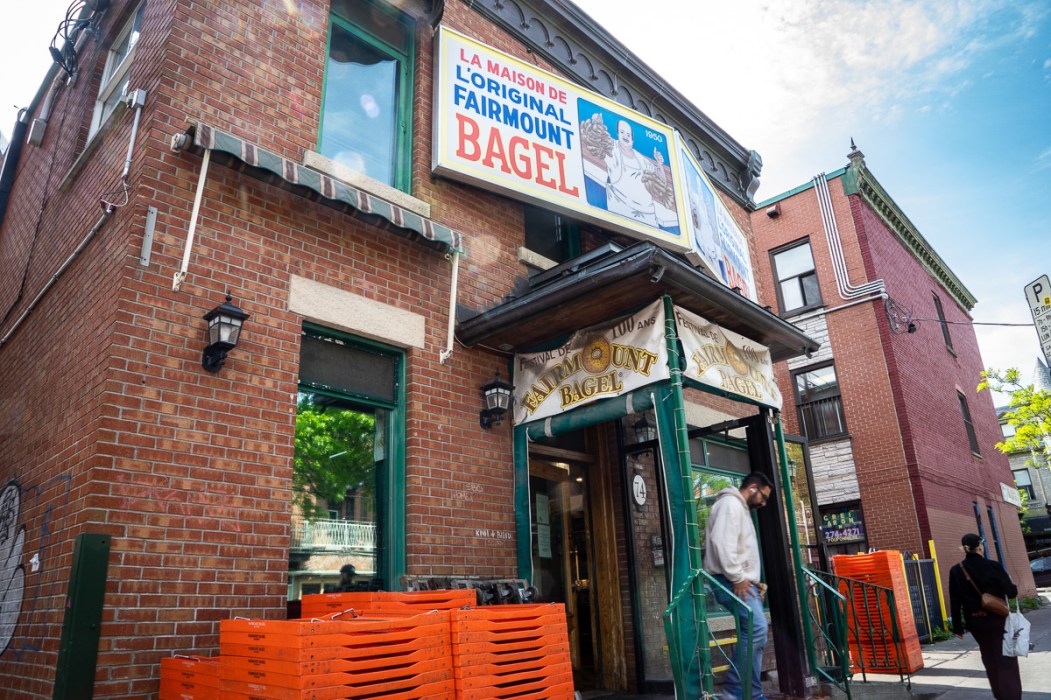Marc-Boris St-Maurice vide sa remorque remplie de fumier devant le ...