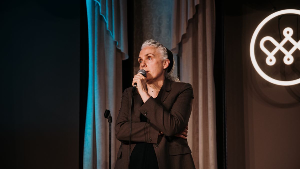 Heidi Foss: l’humoriste pince-sans-rire de l’Ouest-de-l’Île