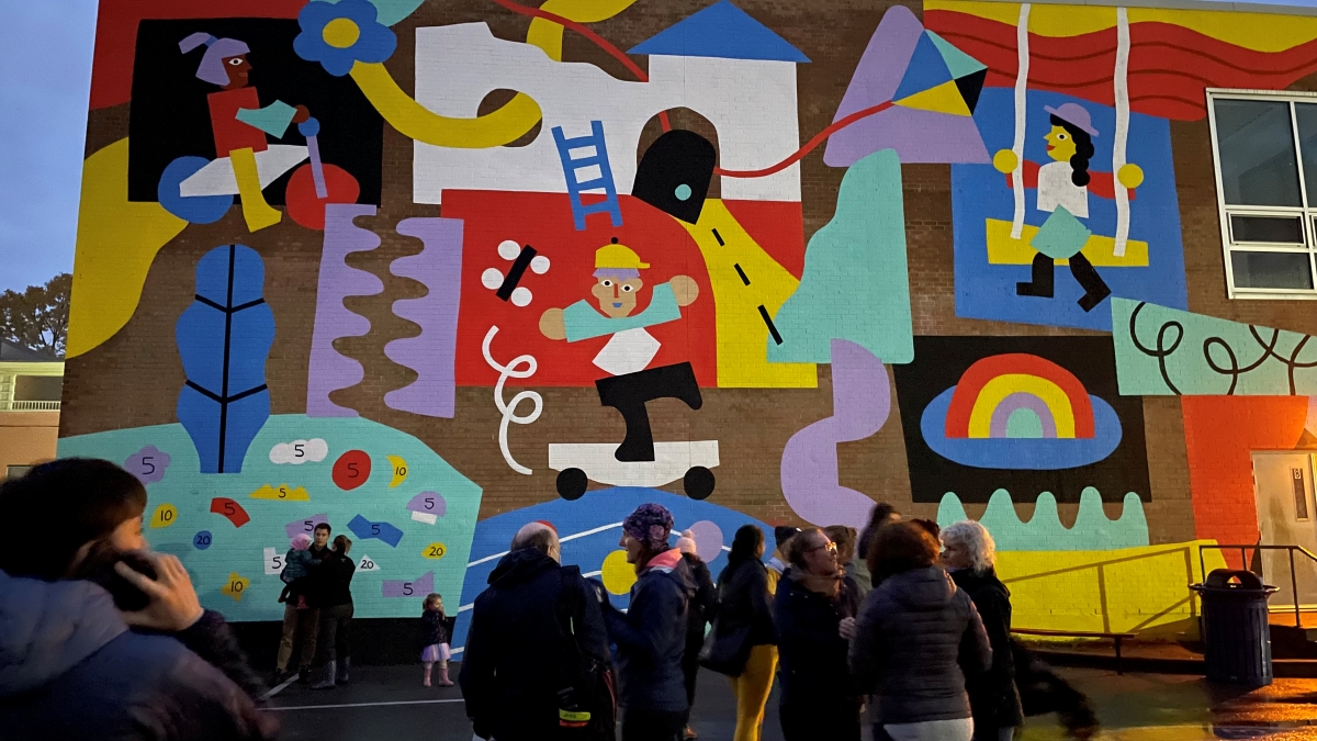 Une murale pour inspirer les enfants en égayant le quartier
