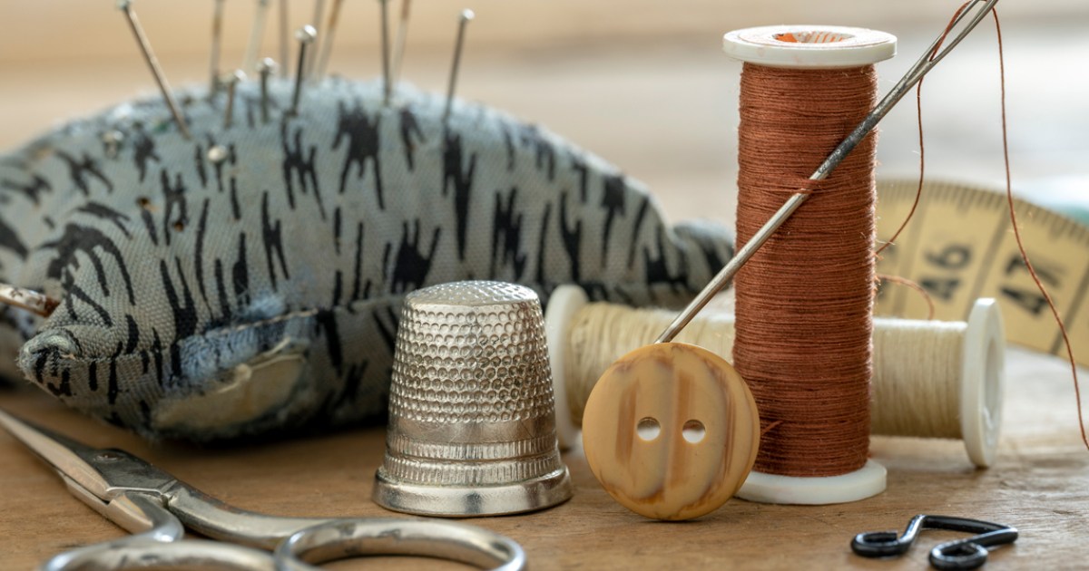 Comment réparer ses vêtements : points de réparation à la main ...