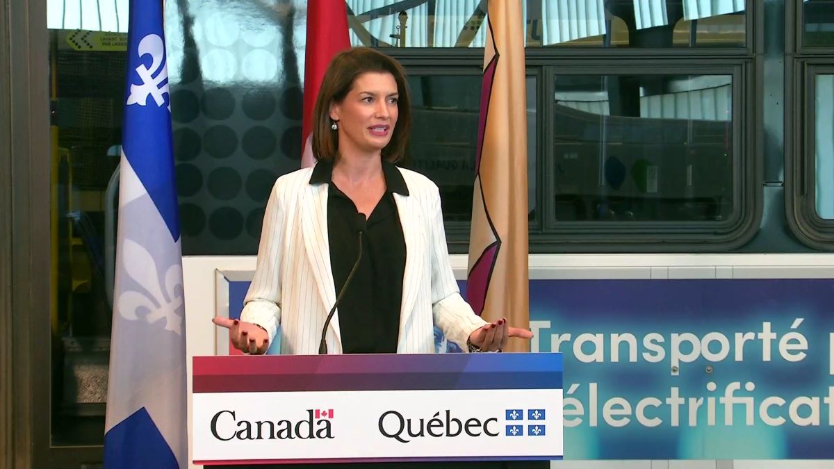 Vous ne devinerez jamais à quel jeu jouait Geneviève Guilbault au travail