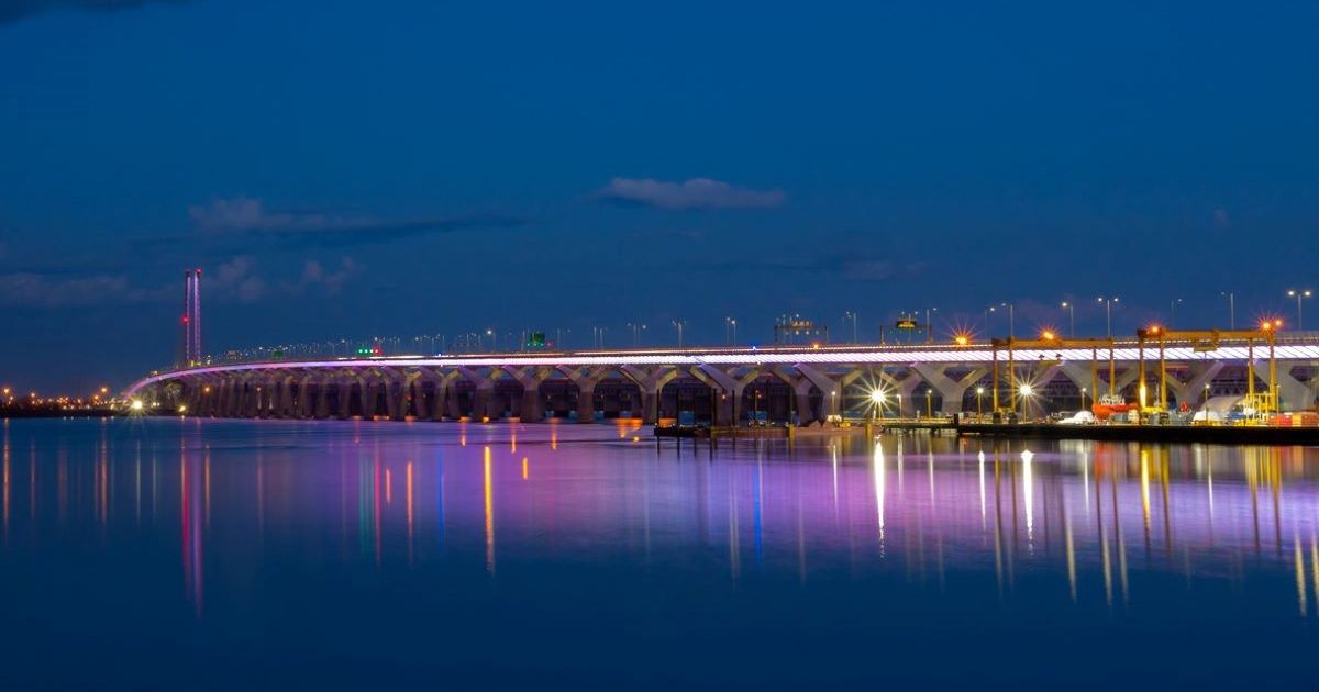 Le pont Samuel-de-Champlain illuminé pour le couronnement de Charles III