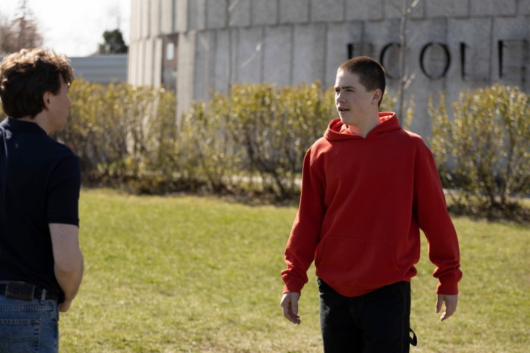 Retour dans les années 90 avec «Les yeux fermés»