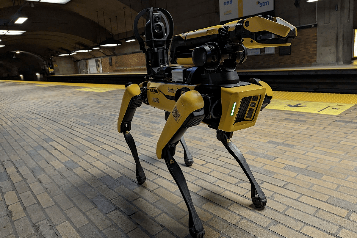 Un chien robot dans le métro de Montréal