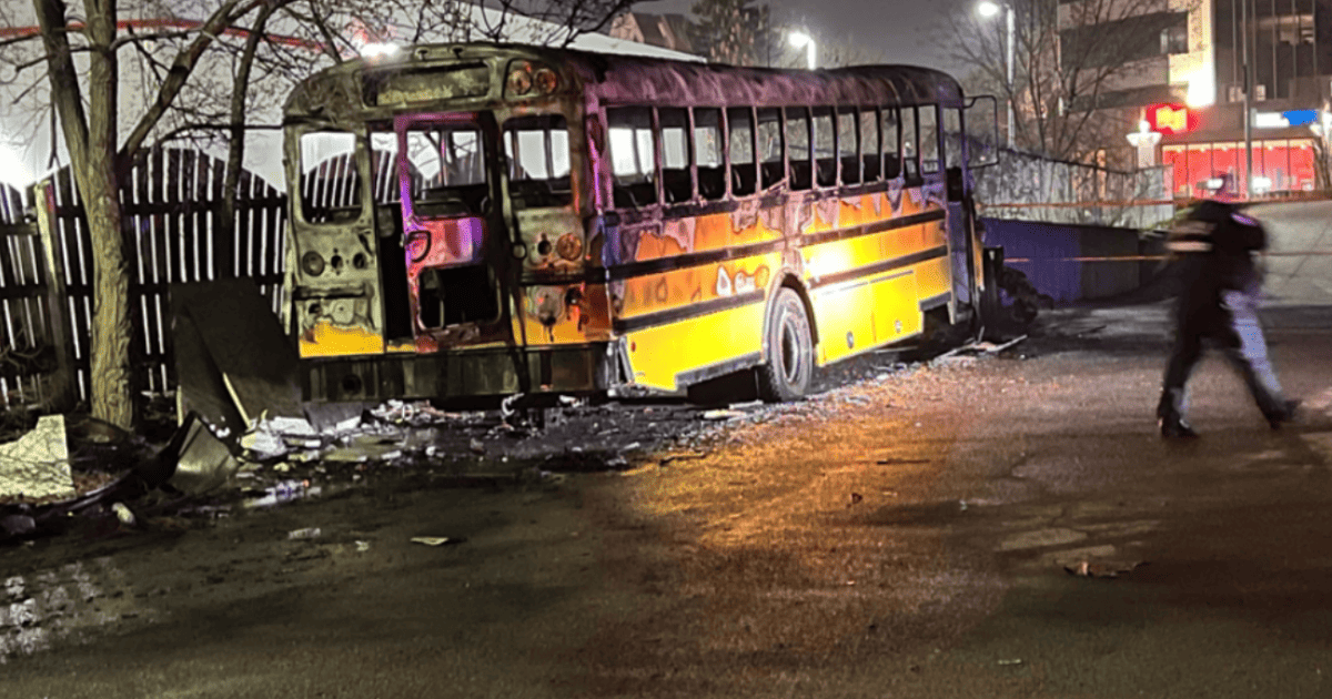 Neuf véhicules et un autobus incendiés en une nuit