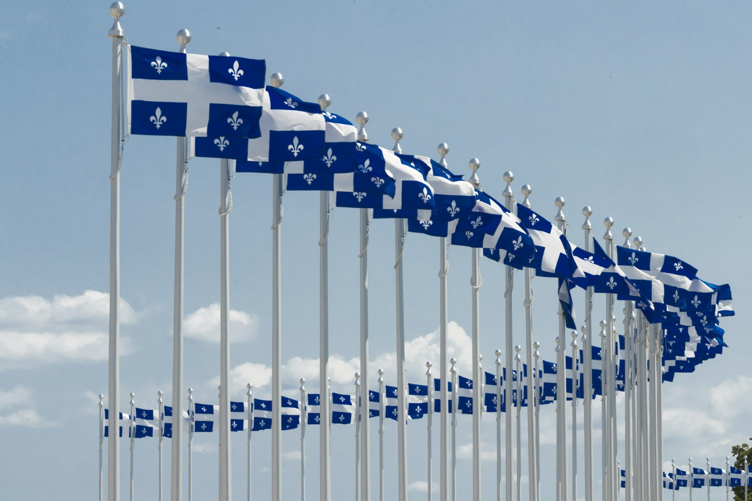Saint-Jean: 132 drapeaux du Québec flottent sur l'Esplanade du Parc ...