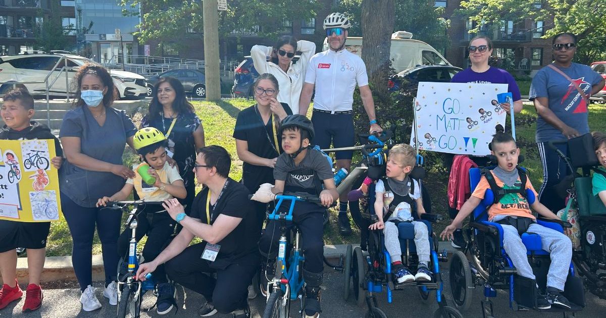 Le cycliste Matt Devine roule pour les jeunes handicapés